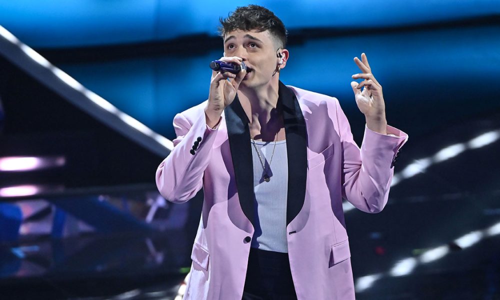 Sampdoria, emozioni alle stelle per il cantante Olly dopo la vittoria ...